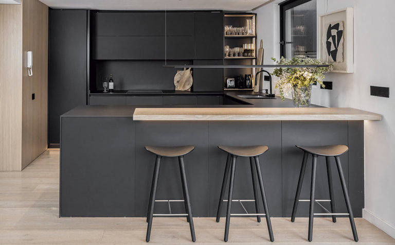 17 cocinas con barra cómodas y prácticas llenas de inspiración