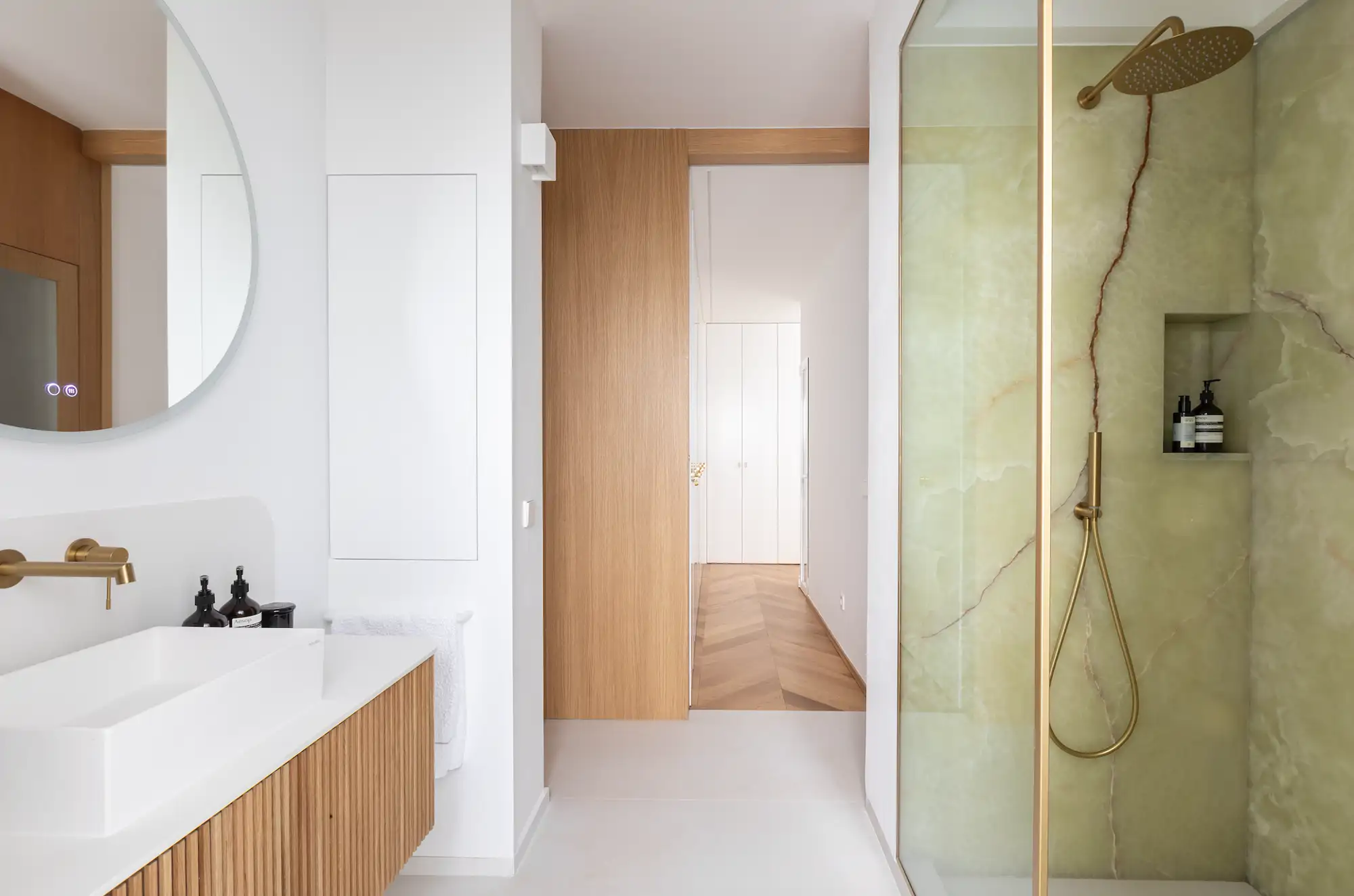 25 cuartos de baño modernos con plato de ducha con ideas que puedes copiar