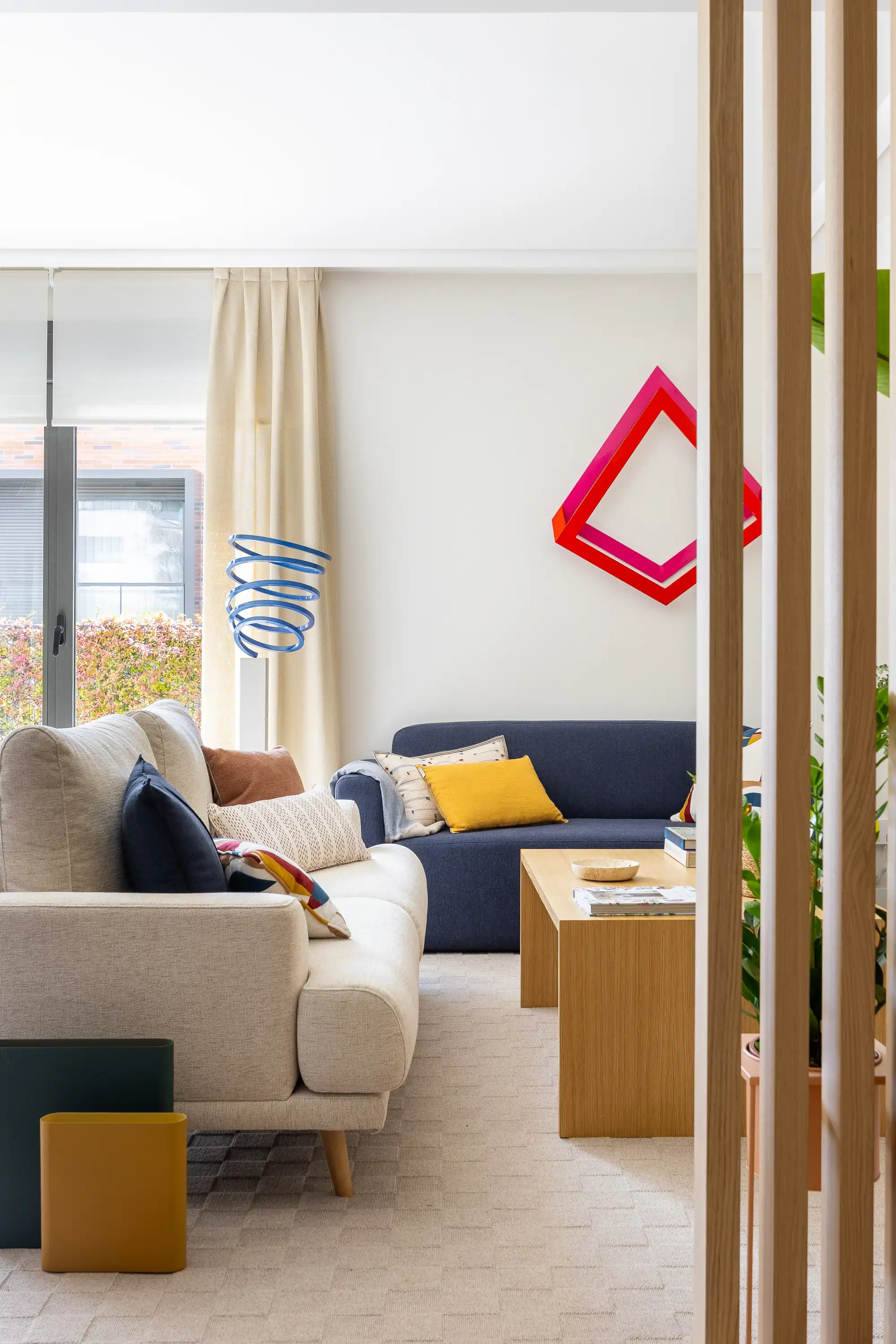 50 ideas para decorar las paredes de tu salón: papeles, cuadros y mucho más