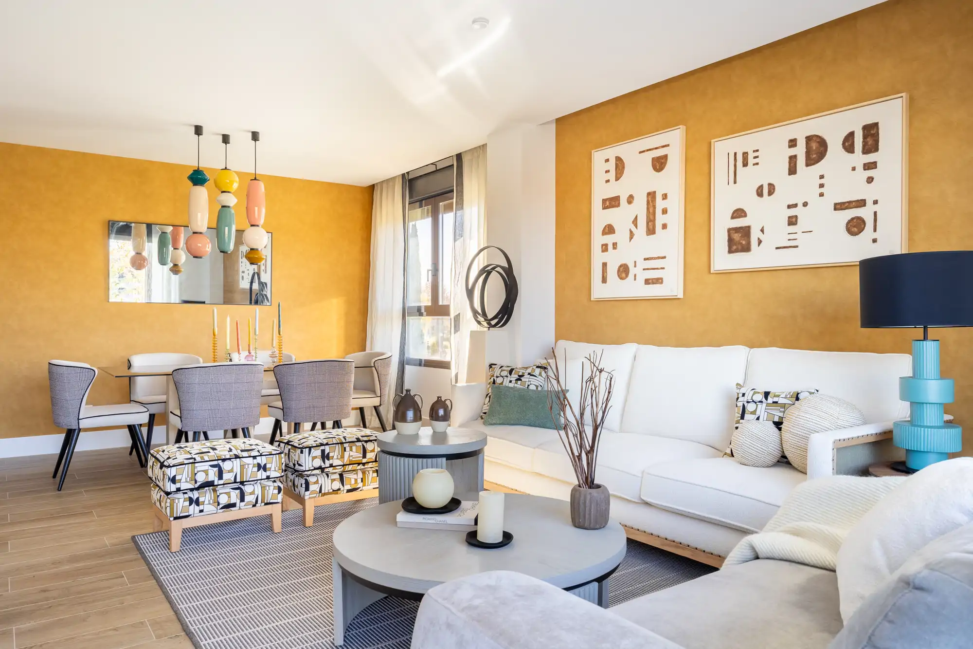 50 ideas para decorar las paredes de tu salón: papeles, cuadros y mucho más