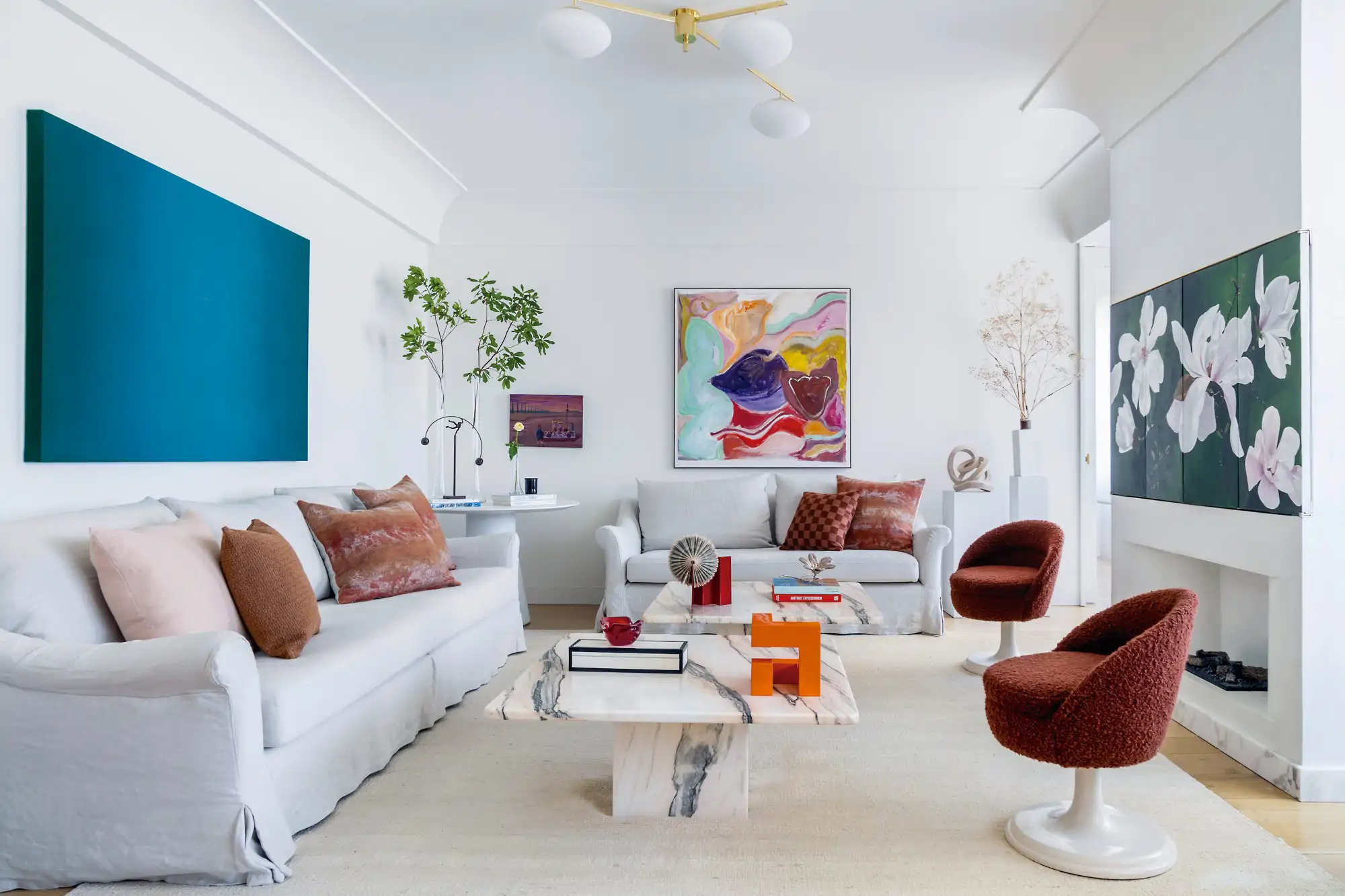 50 ideas para decorar las paredes de tu salón: papeles, cuadros y mucho más