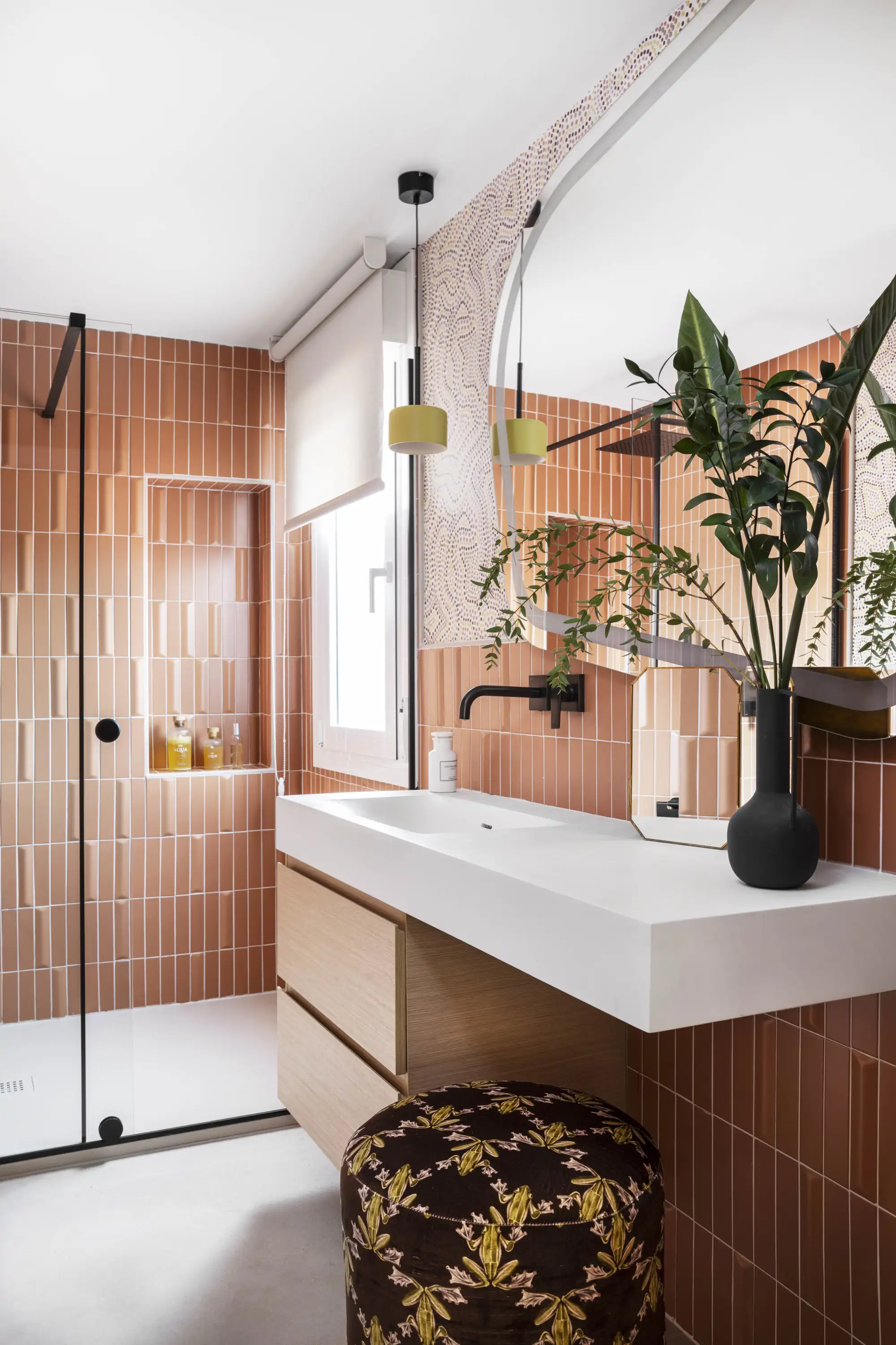 Cómo combinar los azulejos para que tu baño parezca más moderno