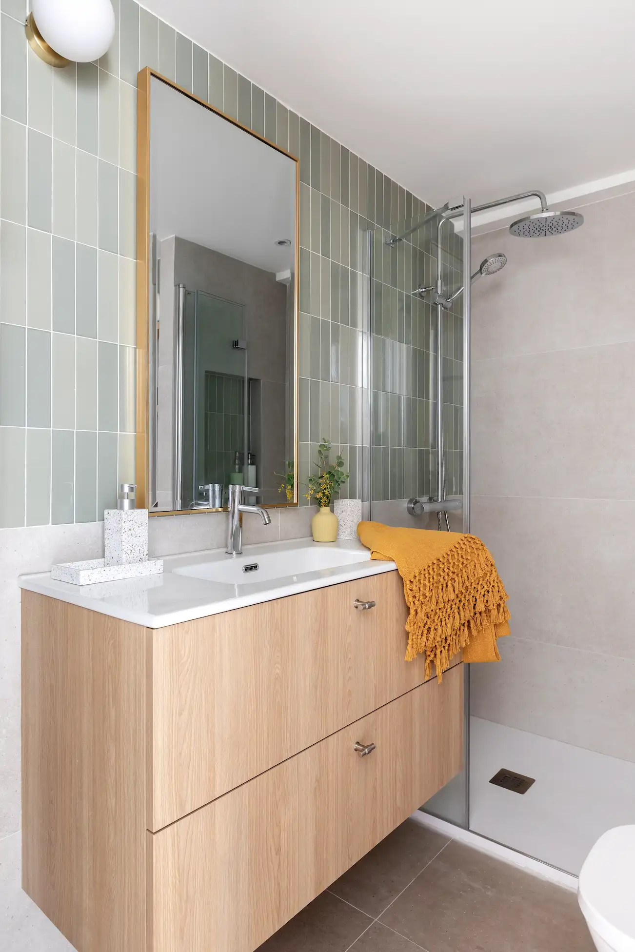 Cómo combinar los azulejos para que tu baño parezca más moderno