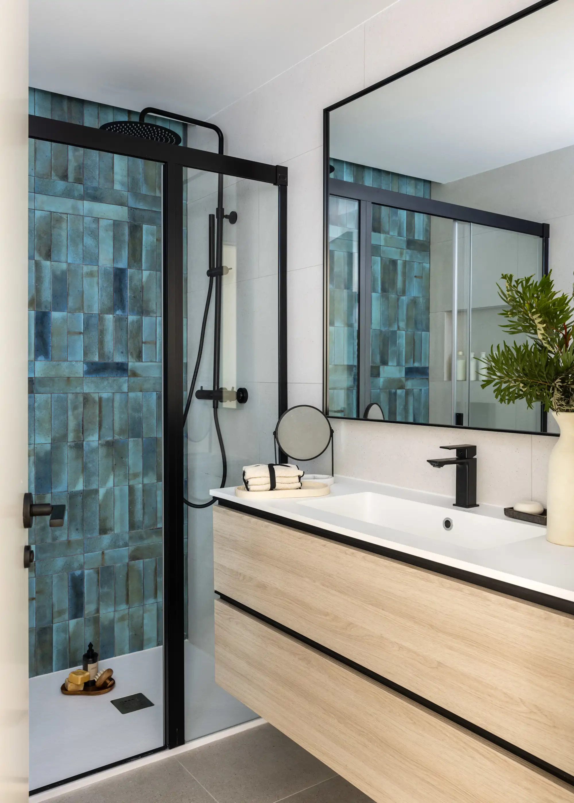 Cómo combinar los azulejos para que tu baño parezca más moderno