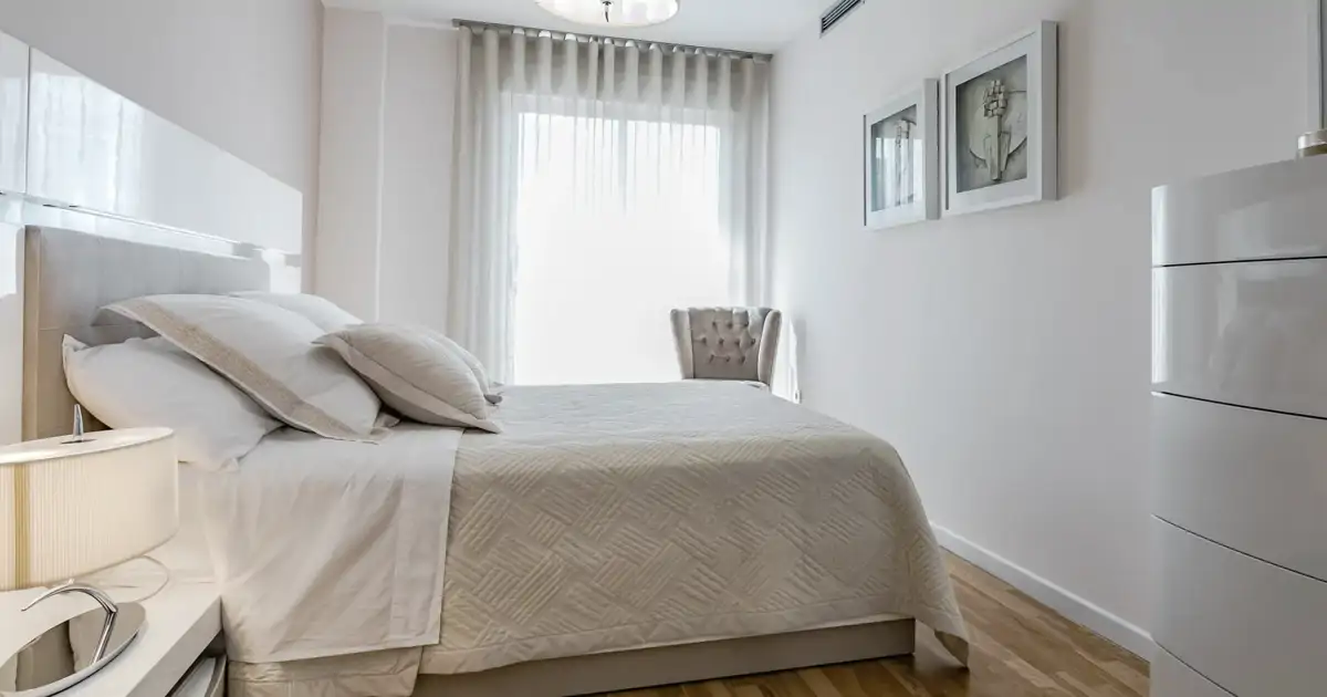 8 dormitorios modernos y elegantes decorados con muebles blancos