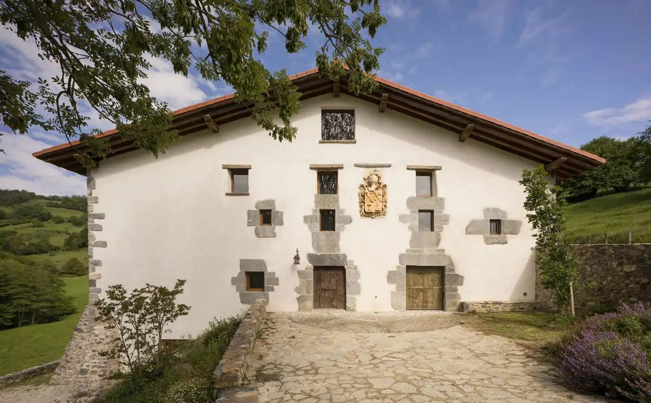 Una casa de campo del siglo XXI reformada emociona con la belleza de sus interiores de piedra y ...