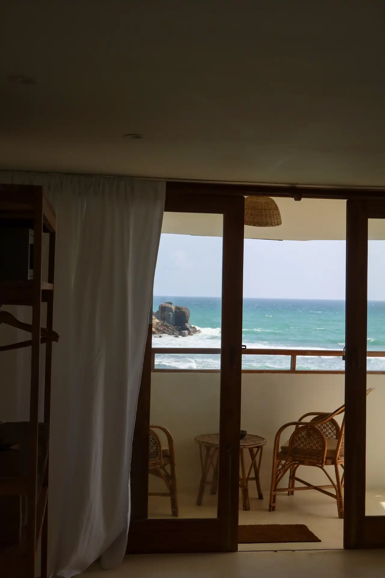 Así es la surf house con diseño tropical (y sello español) para ...