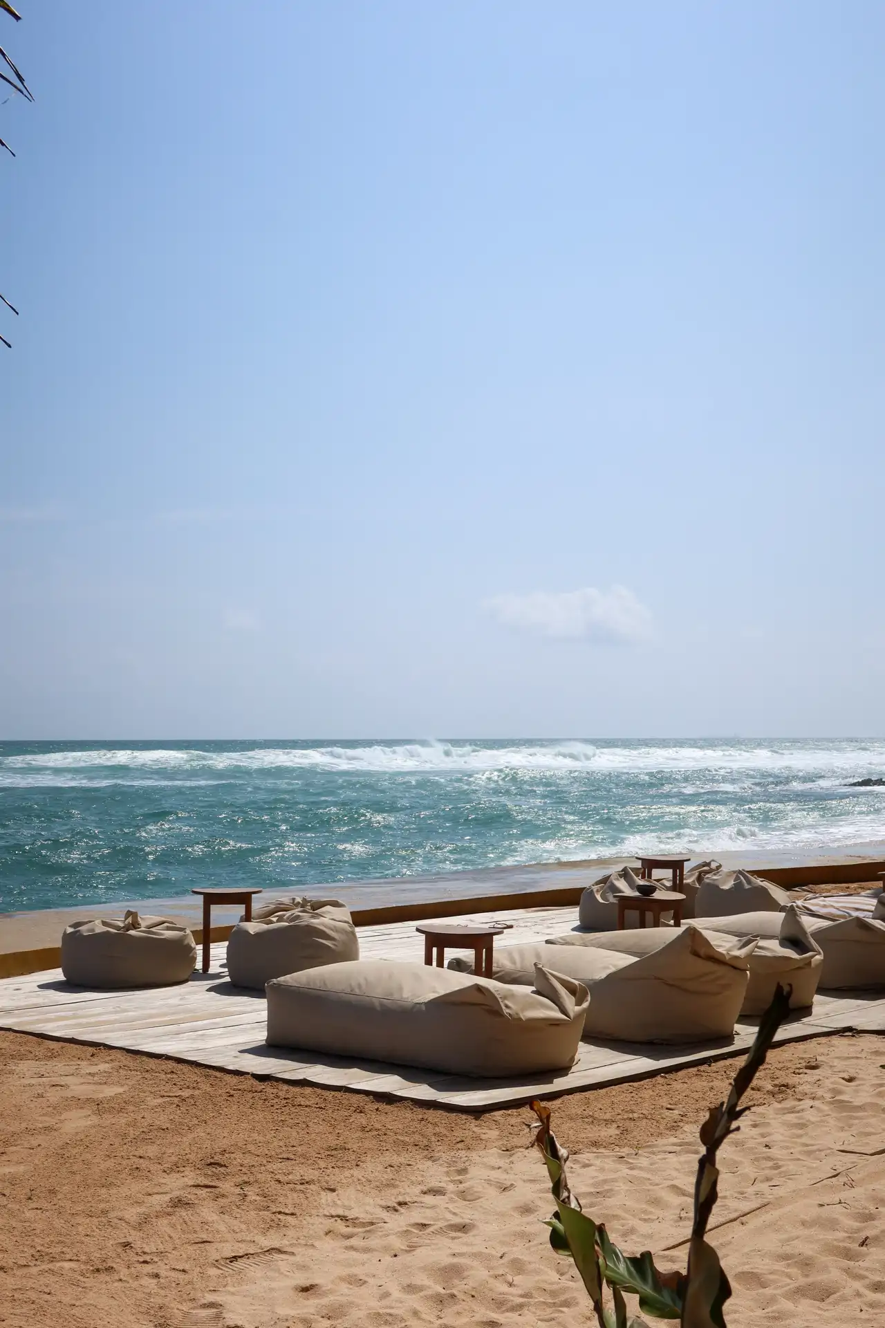 Así es la surf house con diseño tropical (y sello español) para ...