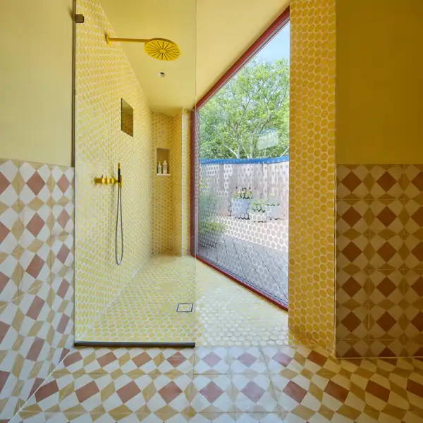 25 cuartos de baño modernos con plato de ducha con ideas que puedes copiar